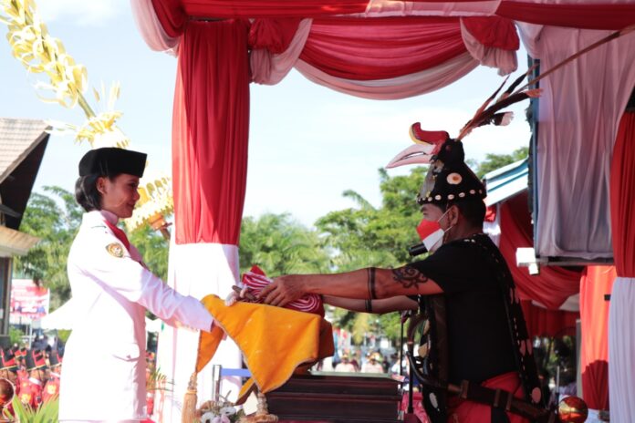 Jadi Irup HUT RI, Gubernur Kenakan Baju Adat Dayak Bulusu - Kayantara.com